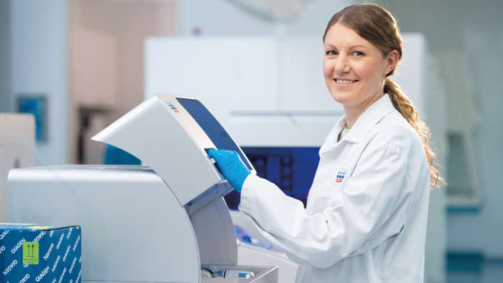 QIAxcel Connect capillary electrophoresis instrument